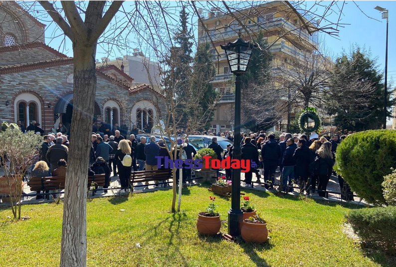 Θεσσαλονίκη: Θρήνος στην κηδεία του πρώην αστυνομικού και του 15χρονου ...